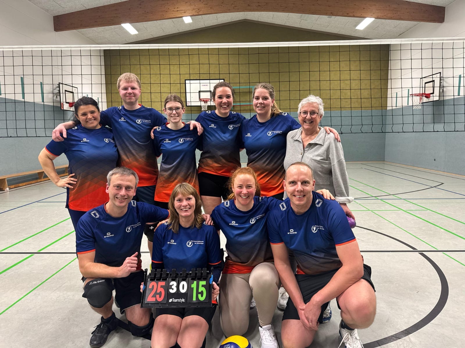 Mit Sektdusche den Aufstieg gefeiert - MTV Wittmund e.V.